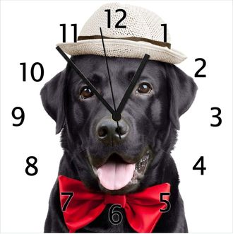 Wallario Design-Wanduhr Schwarzer Labrador Retriever mit roter Fliege und M&uuml;tze aus Glas, Motiv-Uhr Gr&ouml;&szlig;e 30 x 30 cm, Schwarze Zeiger