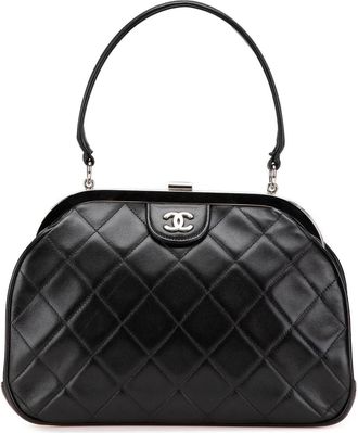 Chanel Crossbody Bags - CC Quilted Lambskin Kiss Lock Frame Top Handle Bag - Gr. unisize - in Schwarz - f&uuml;r Damen