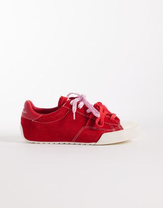 Converse Chuck Taylor Lo - Sneaker in Rot mit zwei Paar Schn&uuml;rsenkel