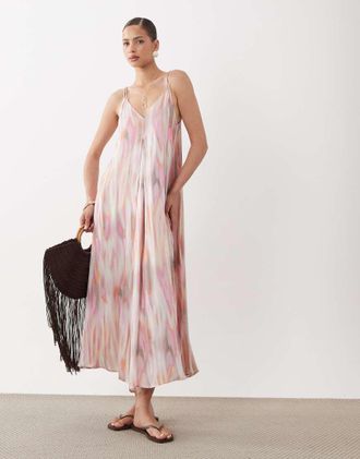 Vero Moda Locker fallendes Midikleid in zartem Pfirsich mit Batikmuster und doppelten Camisole-Tr&auml;gern-Orange
