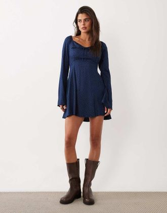Nobody's Child Lyon Satin-Kleid mit Herzausschnitt, ausgestellten &Auml;rmeln und Minil&auml;nge in Blau mit Punkten