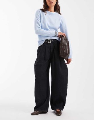 Asos Barrel-Leg-Jeans mit G&uuml;rtel in Schwarz-Waschung