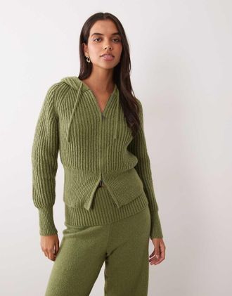 Aria Cove taillierter Rippstrick-Kapuzenpullover mit durchgehendem Rei&szlig;verschluss, cropped, als Kombiteil in Olivgr&uuml;n