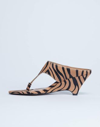 Topshop Ally - Sandales compensées en cuir véritable façon poulain à motif tigré et entredoigt-Brown