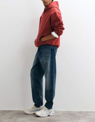 Carhartt Work in Progress Newel Jeans mit Relaxed Tapered Fit in mittlerer Stonewash-Blau-Waschung