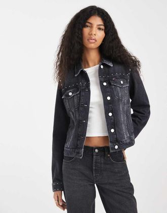 Tommy Jeans Mit Nieten besetzte Trucker-Jeansjacke in schwarzer Waschung