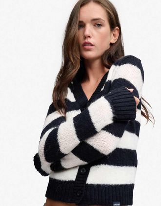 Superdry angeraute Strickjacke mit V-Ausschnitt und leichtem Schnitt in gestreift in Eclipse-Marineblau/Wollwei&szlig;