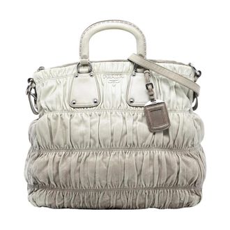 Prada Sac bandouli&egrave;re en cuir pliss&eacute; pr&eacute;-appartenant - Femme - Pre-owned - Gris - Taille: ONE Size