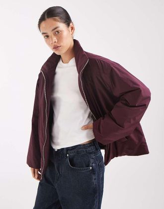Pieces veste matelass&eacute;e &agrave; col chemin&eacute;e avec finition &agrave; brandebourgs en bordeaux-Rouge