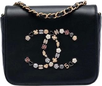 Chanel Sac bandouli&egrave;re Pre-owned &agrave; breloques clout&eacute;es - Femme - Pre-owned - Noir - Taille: ONE Size