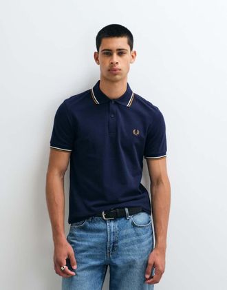 Fred Perry polo &agrave; double liser&eacute; en bleu marine fonc&eacute; avec liser&eacute;s &eacute;cru et camel