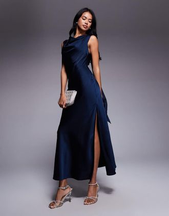 Asos Robe mi-longue fendue en tissu satin&eacute; &agrave; corsage drap&eacute; avec long lien au dos - Bleu marine