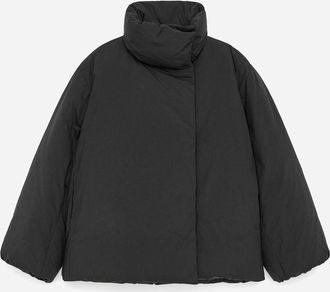 Arket Upcycled Down Jacke Mit Hohem Kragen -Schwarz