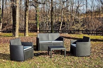 Dmora Indoor- und Outdoor-Lounge bestehend aus: 2 Sesseln, 1 Zweisitzer-Sofa und 1 Couchtisch mit 4 Kissen, Made in Italy, Farbe Anthrazit
