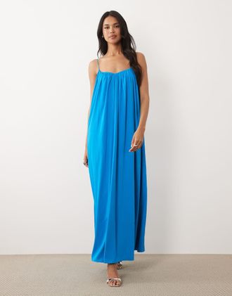 Asos Robe longue &eacute;vas&eacute;e &agrave; bretelles fines - Bleu