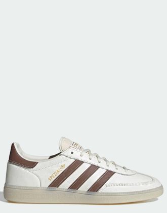 adidas Originals Handball Spezial - Schuhe in Core White/Preloved Brown-Wei&szlig;