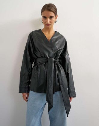 Topshop Wickeloberteil aus Kunstleder mit Bindeband in Schwarz