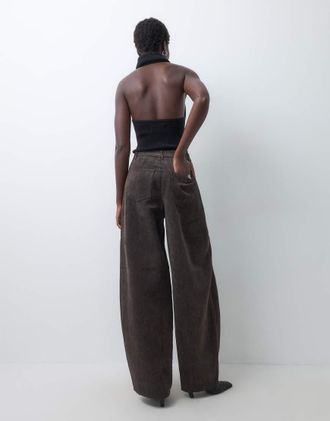 Vero Moda Tall pantalon barrel en velours c&ocirc;tel&eacute; marron chocolat