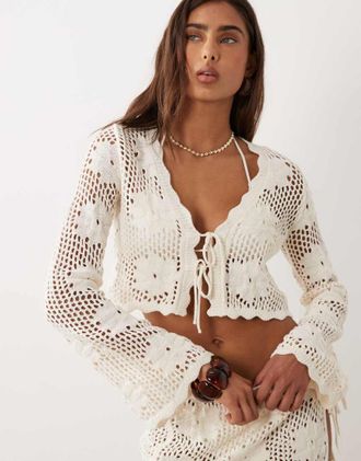 the frolic Exclusivit&eacute; - The Frolic - Crop top densemble de plage au crochet &agrave; fleurs nou&eacute; sur le devant avec manches longues - Cr&egrave;me-Blanc