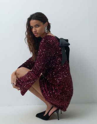 Only Only robe courte &agrave; manches longues &agrave; sequins avec noeud au dos en bordeaux-Rouge