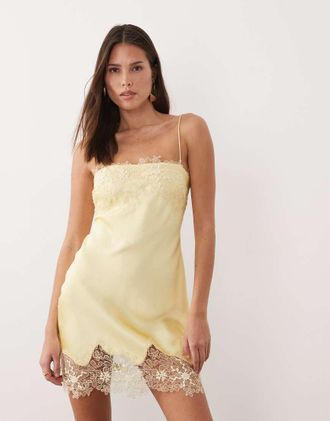 Asos Robe courte en satin coup&eacute; en biais avec appliqu&eacute;s en dentelle - Jaune babeurre