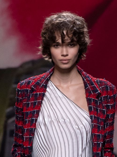 Ein Model geht über den Laufsteg der Chanel Fashion Show Spring/Summer 2024 in Paris.