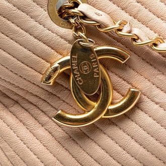 Chanel Shopper - Large Chevron Calfskin Surpique Tote - Gr. unisize - in Gold - f&uuml;r Damen