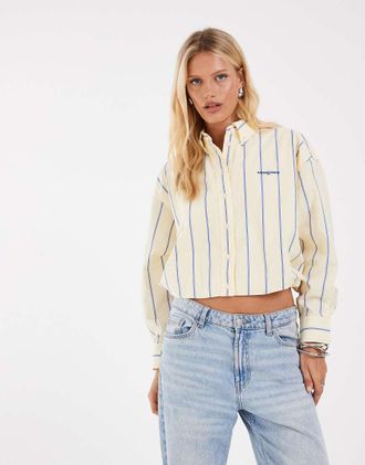 Tommy Jeans Hemd mit Schriftzug-Logo, cropped, in gelb gestreift