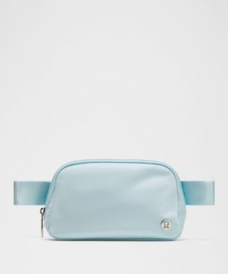 lululemon Everywhere G&uuml;rteltasche 1 L - Gr&ouml;&szlig;e 1 l in Foam Cloud/Silver