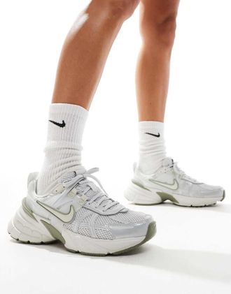 Nike V2K Run - Baskets unisexes - Blanc, vert et argenté-Noir