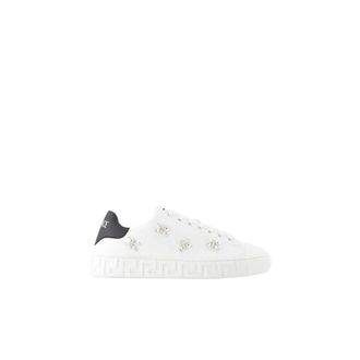 Versace Femme, Chaussures, Blanc, Taille: 41 EU Embellished Medusa Studded Leather Baskets