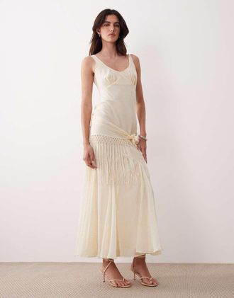 Asos Maxikleid aus Chiffon in Buttermilchgelb gepunktet mit drapierter Fransenverzierung-Bunt