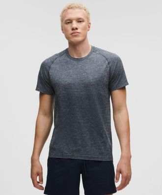 lululemon Metal Vent Tech T-Shirt f&uuml;r M&auml;nner - Gr&ouml;&szlig;e 2XL in Starch Blue/True Navy
