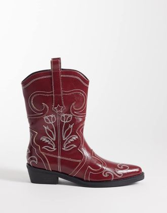 Public Desire Ula - Bestickte, niedrige Stiefeletten in Burgunderrot