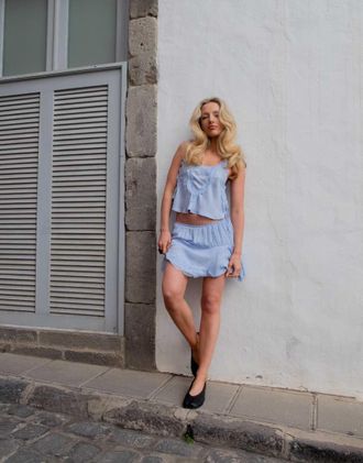 Daisy Street x Emma Jean - Flie&szlig;endes Camisole-Oberteil aus Satin in Blau mit Spitzenborte, Kombiteil