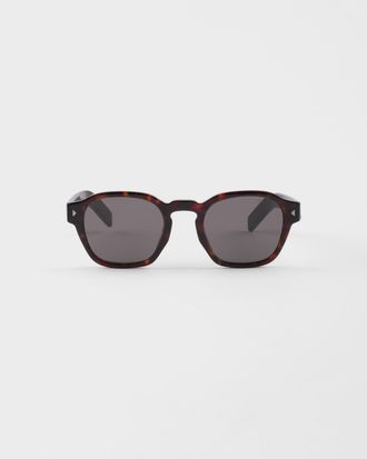 Prada Sonnenbrille mit der ikonischen Plakette aus Metall