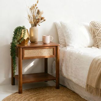 IDIMEX Nachtkommode CEFIRA mit Schublade und Ablagefach, Kastanie Finish - Nachttisch aus Massivholz, Nachtschrank mit Rattan, Kleine Kommode ideal f&uuml;r das S