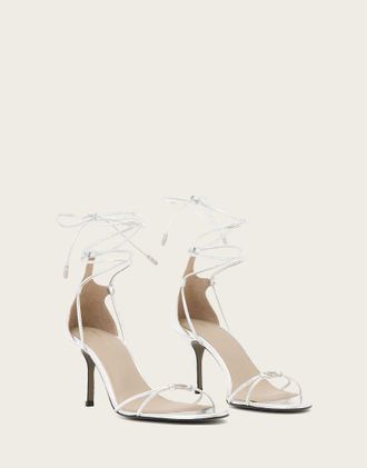 AllSaints Ali - Schuhe aus Leder in Silber mit Wadenriemchen, Karabiner-Detail und Stiletto-Absatz