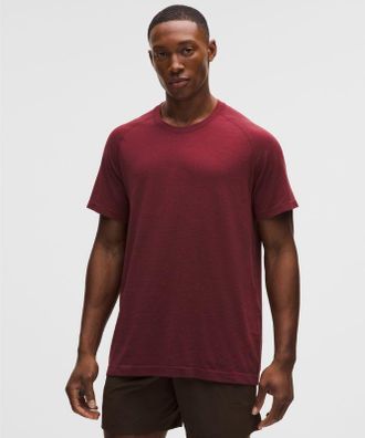 lululemon Metal Vent Tech T-Shirt f&uuml;r M&auml;nner - Gr&ouml;&szlig;e 2XL in Oxford Red/Burgundy Bay