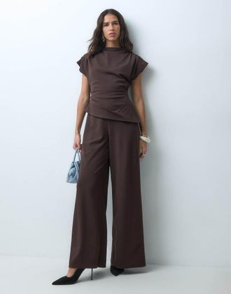 Asos hochgeschlossener Jumpsuit mit weitem Bein und asymmetrischem Oberteil-Detail in Schokobraun