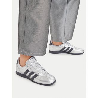 adidas Sneakers adidas Barreda Lo HQ7384 Silberfarben