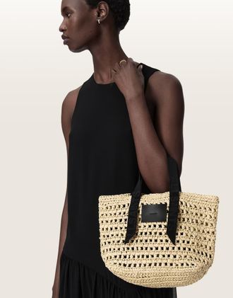 AllSaints Celayne - Schultertasche aus Bast und Netzgewebe in Wollwei&szlig; mit Logo