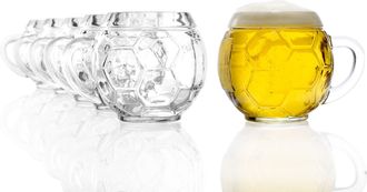 St&ouml;lzle ST&Ouml;LZLE OBERGLAS Fu&szlig;ball Bierkrug 0,4l l Bierglas im Fu&szlig;ball-Design I 6 St&uuml;ck I Krug mit Henkel I Traditionelles Glas I sp&uuml;lmaschinenfest I hochwertig