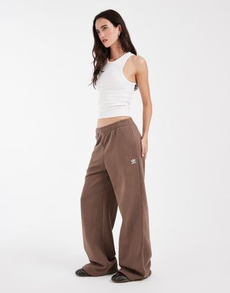adidas Originals Weit geschnittene Basic-Jogginghose in Hellbraun