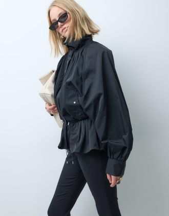& Other Stories veste &agrave; col chemin&eacute;e &agrave; taille cintr&eacute;e en noir