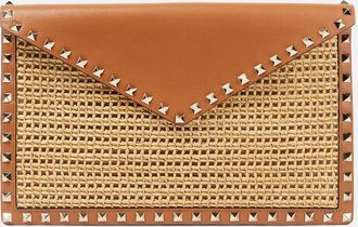 Valentino Garavani Clutch Rockstud Large aus Raffiabast und Leder