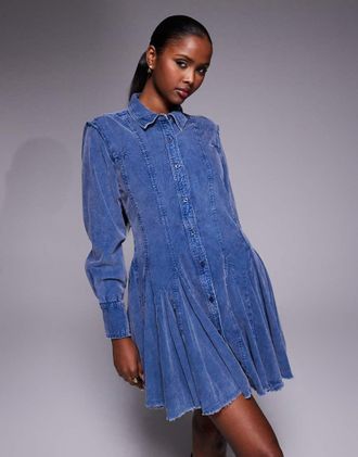 Asos Robe chemise en velours c&ocirc;tel&eacute; &agrave; taille cintr&eacute;e et godets - Bleu jean-Multicolore