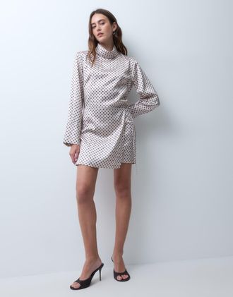 Asos robe courte en satin &agrave; col montant avec jupe portefeuille, imprim&eacute; foulard cr&egrave;me-Multi