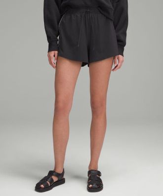 lululemon Leichte Shorts mit hohem Bund im Relaxed Fit Langer Liner f&uuml;r Frauen - 8 cm - Gr&ouml;&szlig;e 10 in Black/White