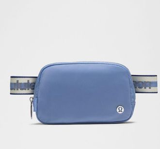 lululemon Sac de ceinture Everywhere 1L Wordmark ray&eacute; - Bleu